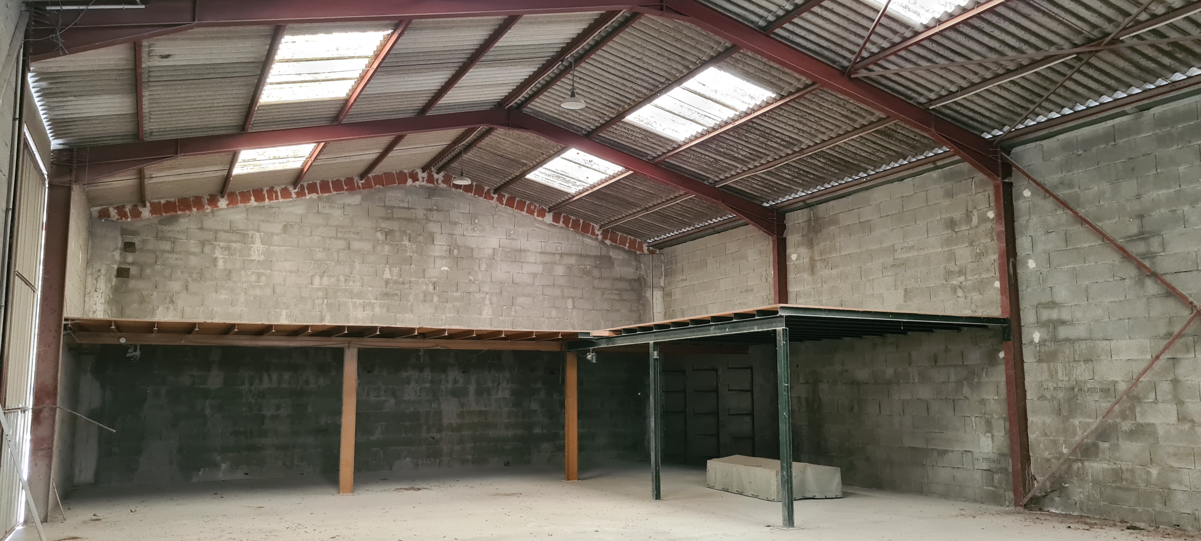 Vente Hangar avec bureaux et dépendances de 415m² et terrain ...